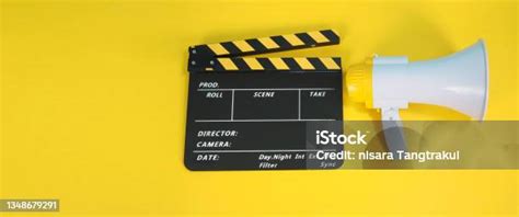 노란색과 검은색 색상의 클래퍼보드 또는 영화 클래퍼 보드와 노란색 배경에 고립된 메가폰 0명에 대한 스톡 사진 및 기타 이미지 0명 감독 광고 Istock