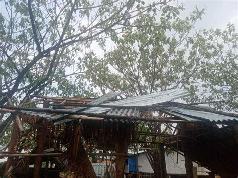 ရွှေတောင်မြို့နယ်တွင် မိုးရွာသွန်းပြီးလေပြင်းတိုက်ခတ်၍ နေအိမ် ၅၄ လုံးန