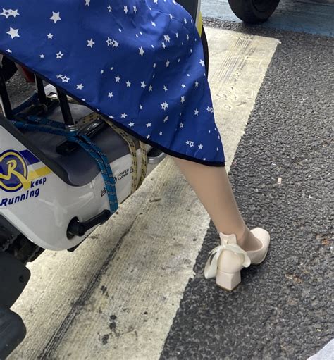 咪女扫楼 我女性23岁 on Twitter 今天扫楼马路遇见的一个小姐姐裤袜穿的高跟等会看看能不能扫到跟我一个小区隔壁栋的