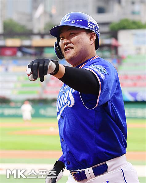 오재일 `추격의 투런포 날리고 미소 활짝` Mk포토 Mk스포츠