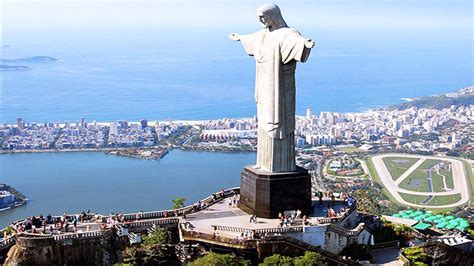 รูปปั้นพระเยซูคริสต์ หรือคริสต์ รีดีมเมอร์ บนยอดเขาในนครริโอ เดอ จาเนโร ของบราซิล