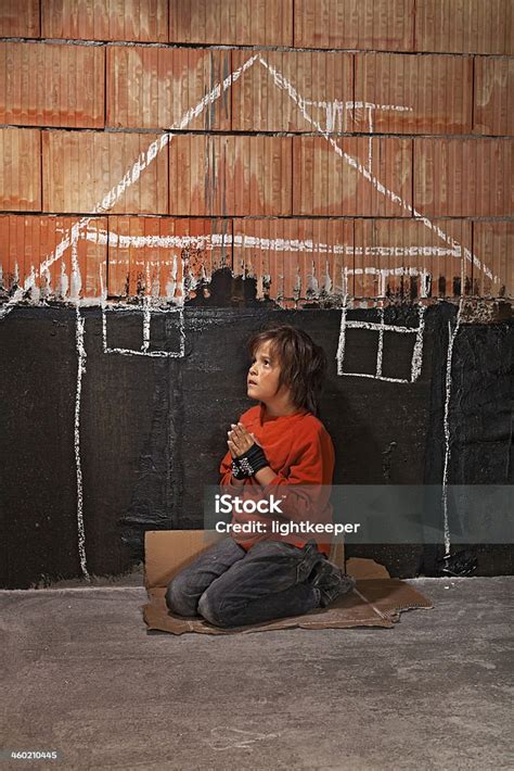 빈민층 노숙자 거지 남자아이 기도하기 대한 피신하다 컨셉입니다 홈리스에 대한 스톡 사진 및 기타 이미지 홈리스 아이 거리 Istock