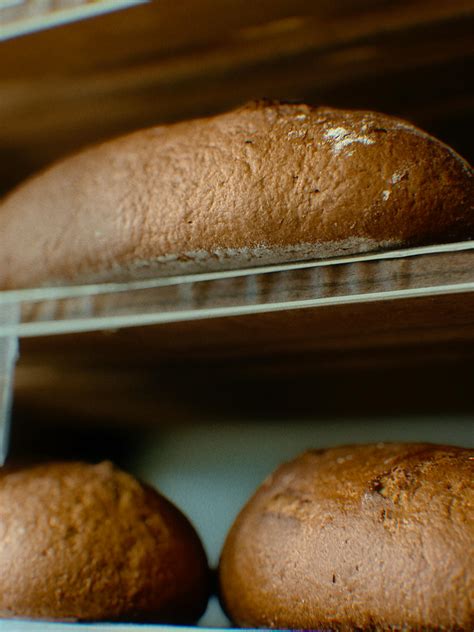 갈색 껍질 구운 굽다 누룩 단순한 맛있는 밀가루 밀가루 먼지 반죽 베이커리 베이킹 빵 빵 덩어리 세이긴 소박한 빵 수제 빵 스낵 슬라이스 조각