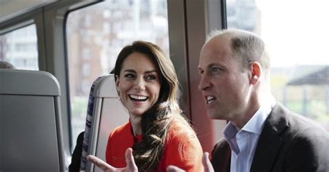 대관식 앞둔 윌리엄 왕세자 따가운 시선 뚫고 펍 깜짝 방문