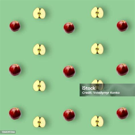 녹색 배경에 슬라이스 신선한 빨간 사과의 다채로운 과일 패턴 맨 위 보기입니다 플랫 레이 팝 아트 디자인 창의적인 여름 컨셉 개념에 대한 스톡 사진 및 기타 이미지 Istock