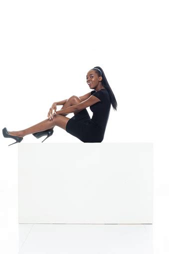 흰색 배경 의 앞에 앉아 아프리카 민족 여성 드레스와 들고 상자를 입고 사람들에 대한 스톡 사진 및 기타 이미지 사람들 앉음 컷아웃 Istock