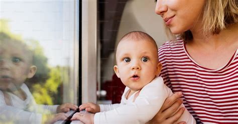 기차로 아기와 함께 여행하는 알아볼 수없는 젊은 어머니 아름다운 여자와 그녀의 아들의 철도 여행 사진 Unsplash의