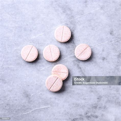 밝은 돌 배경에 비타민 발포성 정제 맨 위 보기입니다 공간을 복사합니다 0명에 대한 스톡 사진 및 기타 이미지 0명 개념