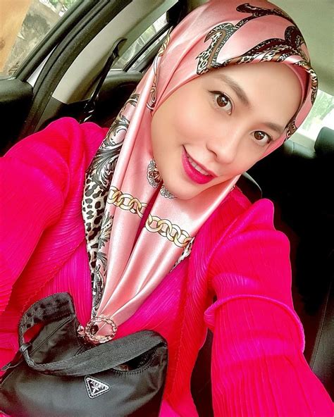 Gambar Awek Comel Depan Kereta Benjamin Reid