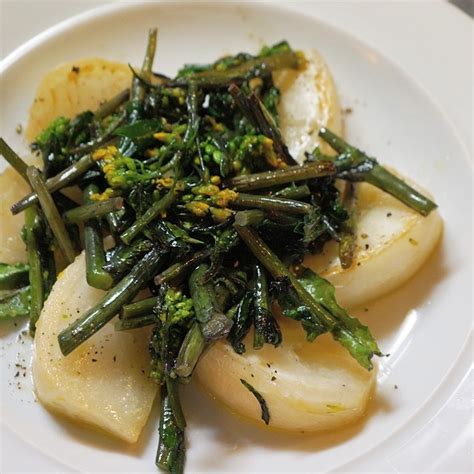 また地味なメニューを作ってしまった！ 「かぶと紅菜苔のエチュベ」ですよ。紅菜苔は「こうさいたい」と読みますこちらの野菜は、クセのない菜の花と