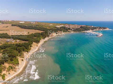 아름다운 작은 마을과 불가리아의 Obzor로 알려진 해변 리조트의 항공 사진은 해변과 바다 바다 앞을 보여주는 밝은 화창한 날에