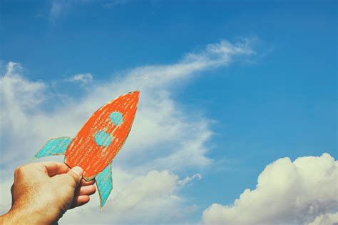 하늘에 대 한 로켓을 들고 남자의 이미지 상상력과 성공 개념입니다 개념에 대한 스톡 사진 및 기타 이미지 개념 개발 개선 Istock