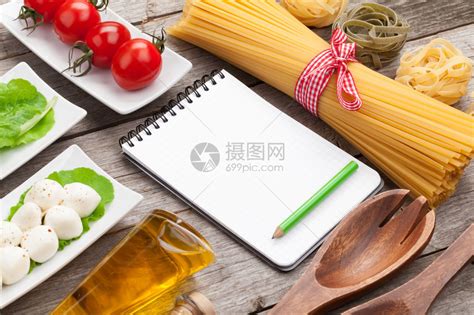木桌背景上的西红柿马苏里拉奶酪意大利面和绿色沙拉叶高清图片下载 正版图片502834482 摄图网