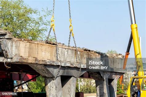 Constuction 사이트 중장비 산업 배경 도시 건물 개발에서 일하는 큰 모바일 크레인 이물질 폐기물은 체인으로 들어 올렸습니다 교량 콘크리트 트러처 부품 해체 또는