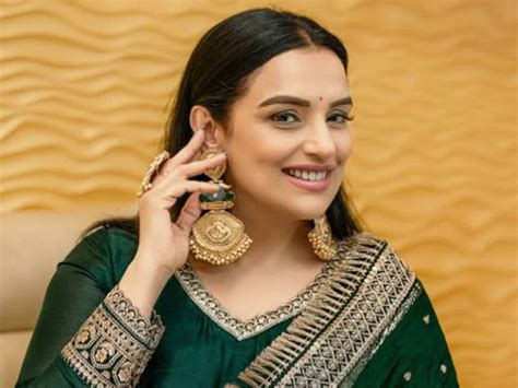 Malayalam Actress Swetha Menon In Bra