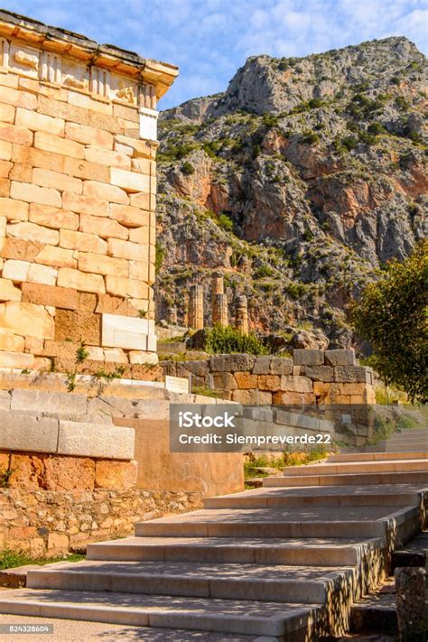 델파이 그리스 산 파에 고고학 사이트에서 아테네 재무부 델파이 아폴로 성소에서 Oracle에 의해 유명 유네스코 세계 유산 0명에 대한 스톡 사진 및 기타 이미지 Istock