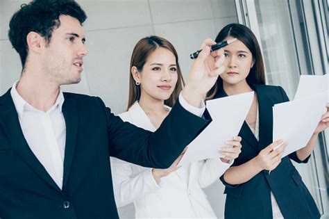 비즈니스 전략 브레인 스토밍 백인 및 아시아 크리에이 티브 디자이너 작업과 함께 성공적인 아이디어 개념 기업 문화에 대한 스톡 사진 및 기타 이미지 Istock