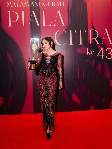 Prilly Latuconsina Menangkan Piala Citra Pertama Di Festival Film