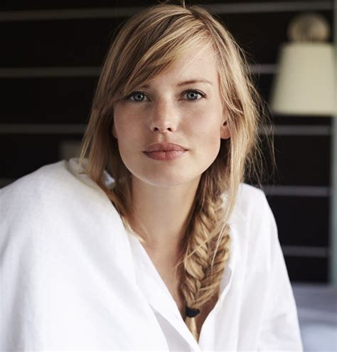 23 Best Ways To Style Bangs On Small Foreheads Hairstylecamp 23 Best Ways To Style Bangs On Small Foreheads Hairstylecamp