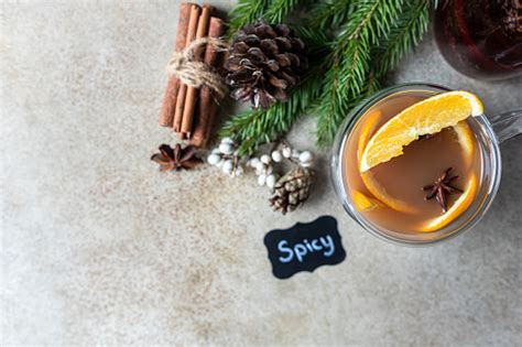 가을 또는 겨울 뜨거운 차 또는 유리 컵에 오렌지와 향신료와 펀치 뜨거운 매운 음료 제철 멀드 음료 맨 위 보기입니다 0명에 대한 스톡 사진 및 기타 이미지 Istock