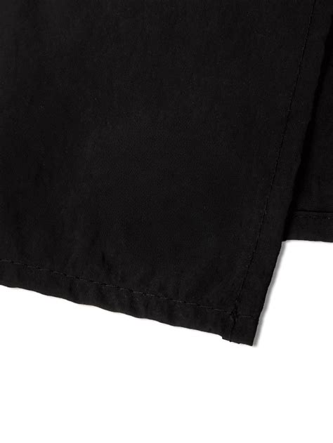 Tie Ing Cap Against Lab