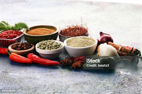 테이블에 향신료와 허브 좋은 요리를 위한 음식과 요리 재료 건조한에 대한 스톡 사진 및 기타 이미지 건조한 계피 독일 Istock