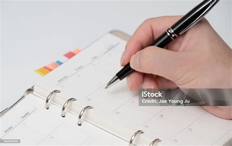 일정을 작성하거나 일기에 아이디어를 기록하는 사업가의 손 개념에 대한 스톡 사진 및 기타 이미지 개념 경영자 관리자 Istock