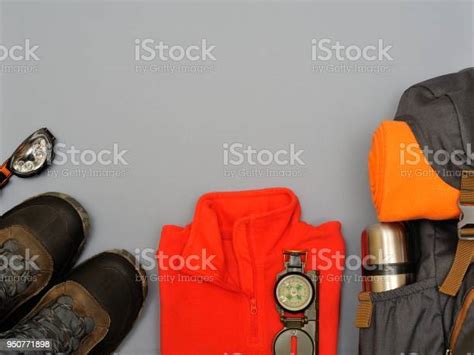 휴일 및 여행 장비에 회색 배경 설정입니다 스포츠 라이프 스타일입니다 상위 뷰 포인트입니다 플랫이 하다 0명에 대한 스톡 사진 및 기타 이미지 Istock