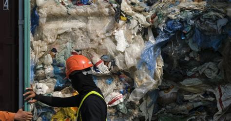 인도네시아 쓰레기 컨테이너 8개 호주로 반송