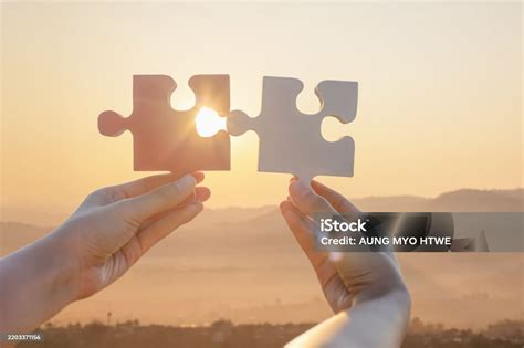 일몰 배경과 함께 커플 빨간색과 흰색 퍼즐 조각을 연결하려고하는 두 손 팀 지원 및 도움말 개념 협회와 연결의 상징 사업 전략 완료 2명에 대한 스톡 사진 및 기타 이미지