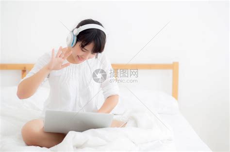 使用笔记本电脑在家中显示视频通话聊天高清图片下载 正版图片504373386 摄图网