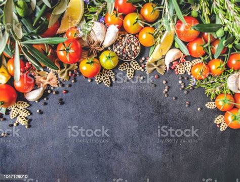 신선한 야채와 요리 재료와 건강 식품 배경 어두운 배경입니다 복사 공간 최고 볼 수 있습니다 가을에 대한 스톡 사진 및 기타 이미지 Istock