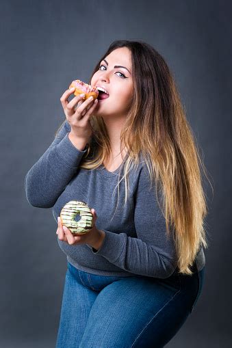행복한 아름다운 젊은 백인 플러스 사이즈 모델 포즈 와 도넛 감정에 대한 스톡 사진 및 기타 이미지 감정 건강에 좋지 않은 음식 과식 Istock