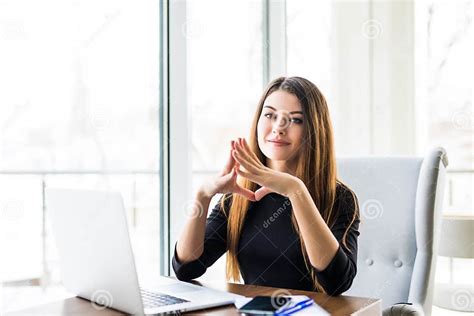 Jonge Mooie Onderneemster Die Aan Laptop Werken En Hand Op Kin Houden
