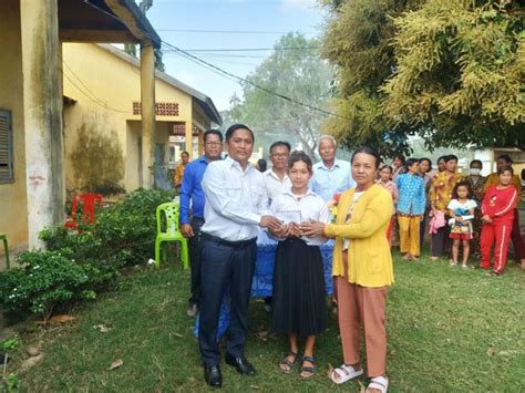 លោក ហែម សុីណា អភិបាលស្រុករំដួលអញ្ចើញជាអធិបតីបើកប្រាក់អាហារូបករណ៍ដល់សិស្សានុសិស្សទាំងពីរកម្រិត