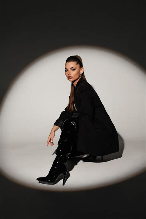 Позы для фото Девушка в пиджаке Ботфорты Фото в кругу Фото со