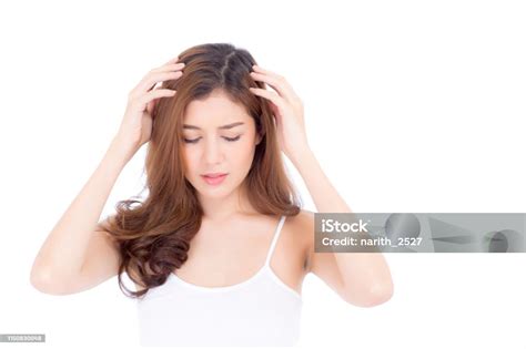 아시아 여자의 초상화는 지루해 하 고 뭔가 표정과 감정 여자 피곤 하거나 흰색 배경에 고립 된 문제에 불쾌 한 있다 감정에 대한 스톡 사진 및 기타 이미지 Istock