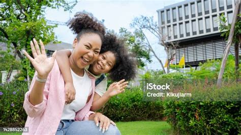 Photo Libre De Droit De Heureuse Mère Africaine Samusant Avec Sa Fille