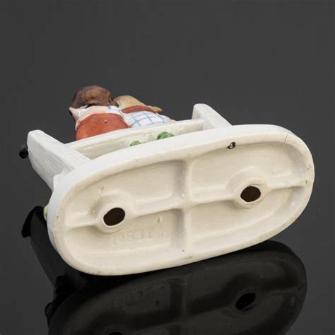 Статуэтка Мальчик и девочка сидящие на изгороди фарфор роспись