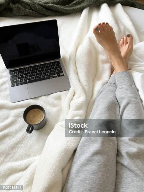 커피와 함께 아늑한 침대에 누워있는 여성의 다리의 수직 샷 양모 흰색 담요에 노트북 땀복 바지에 대한 스톡 사진 및 기타 이미지 땀복 바지 한 명의 여자만 세로 구도