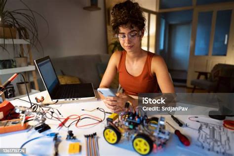 Programmer Wanita Dan Insinyur Robot Menguji Melalui Platform Arduino Prototipe Mobil Robot