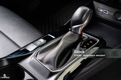 자동차 내부의 자동 변속기 변속기 선택기 현대 자동차 기어 시프터의 수동 변속을 클로즈업하십시오 4x4 기어 변속 변속 기어에 대한 스톡 사진 및 기타 이미지 Istock