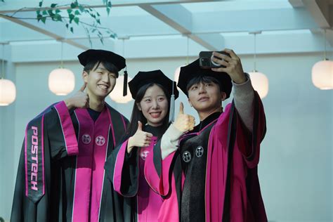 Postech 📣 포스텍이 개교 38년 만에 새로운 학위복을 선보입니다 Postech Unveils Its New Academic Gown 🎓 🎓이번 학위복 리뉴얼은