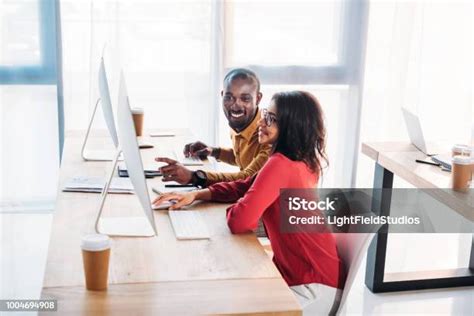 사무실에서 직장에서 일 하는 아프리카계 미국인 사업 사람들의 모습 기업 문화에 대한 스톡 사진 및 기타 이미지 기업 문화 기업 비즈니스 남자 Istock