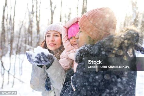 행복은 겨울철 야외에서 따뜻한 옷을 입은 사람들을 흥분 시켰습니다 2 3 살에 대한 스톡 사진 및 기타 이미지 2 3 살