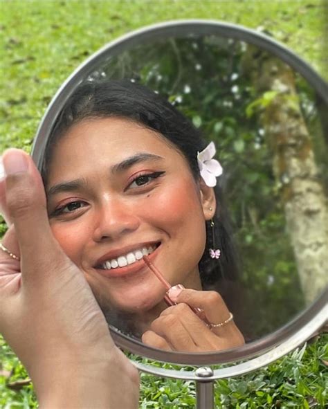 Lipstick Photoshoot R Model