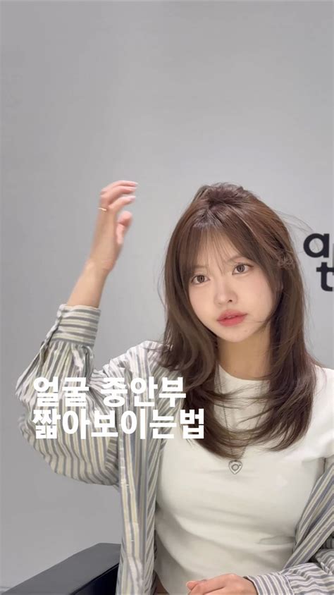 안녕하세요 에이바이봄 효주 입니다 효주쌤의 시그니처 🖤 적당한 무게감과 산뜻한 가벼움이 공존하는 부드러운 곡선의 실루엣으로 얼굴 쉐입을 감싸는 텍스처의 가벼운 레이어드