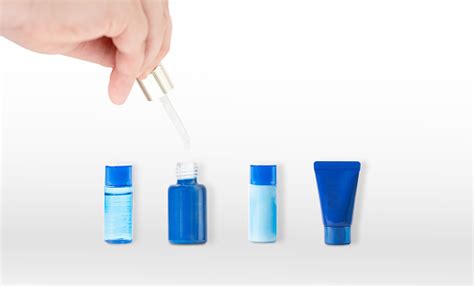 패키지의 스킨 케어 제품에는 용기에 세럼 및 크림 에멀젼 모이스처 라이저 로션이 포함되어 있습니다 0명에 대한 스톡 사진 및 기타 이미지 Istock