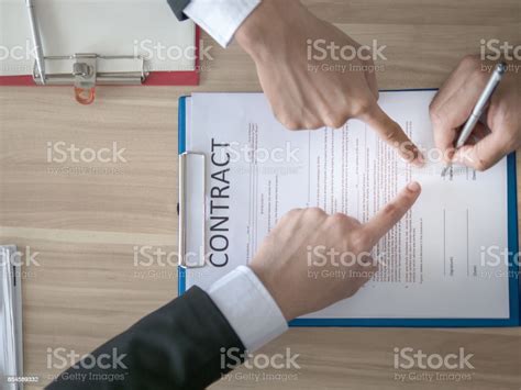 사업가의 선택적이 고 부드러운 초점된 이미지 비즈니스 회의에 계약에 서명 것입니다 가능성에 대한 스톡 사진 및 기타 이미지 가능성 경영자 계약서 Istock