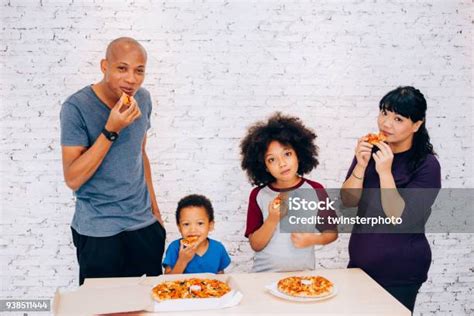 아프리카계 미국인 부모와 어린 소년과 소녀 데 피자 함께 행복 하 게 가정에서의 행복 한 가족 가족 및 가족 개념 가정 생활에 대한 스톡 사진 및 기타 이미지 Istock
